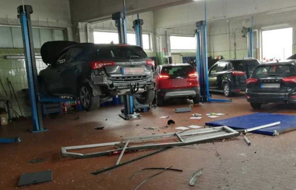 Kurioser Unfall: Auto durchbricht Tor und rast in Autohaus-Werkstatt