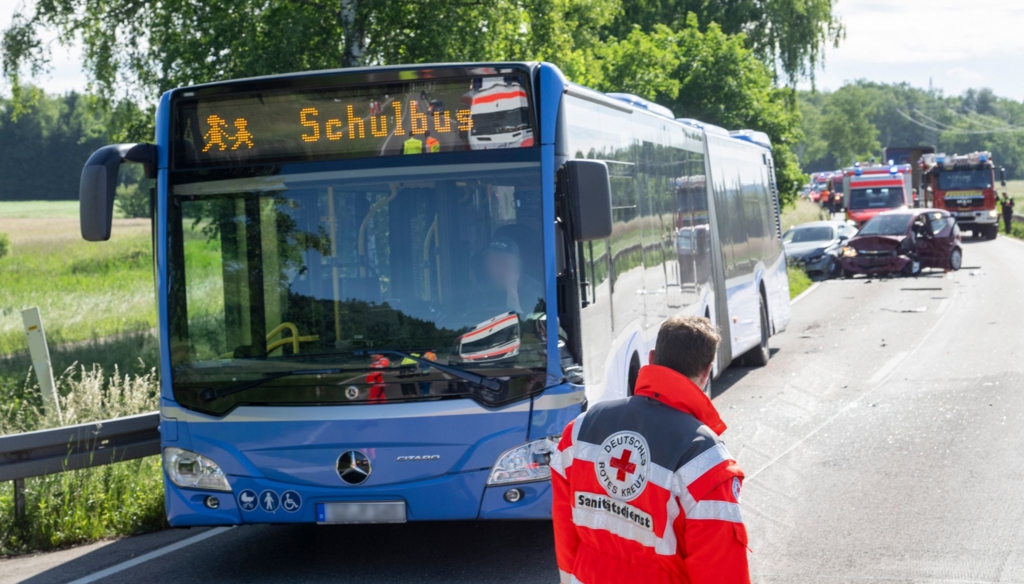 13 Verletzte bei Unfall mit Schulbus in Schwaben