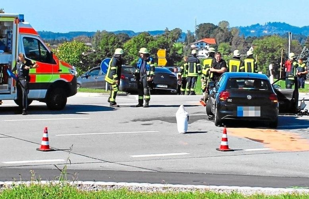 Zusammenstoß auf B85 – Beifahrerin verletzt