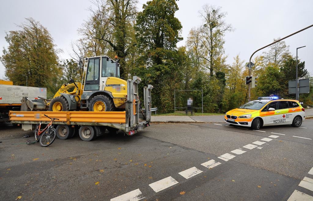 Radfahrer (66) von Lkw erfasst und schwer verletzt – Polizei sucht Zeugen