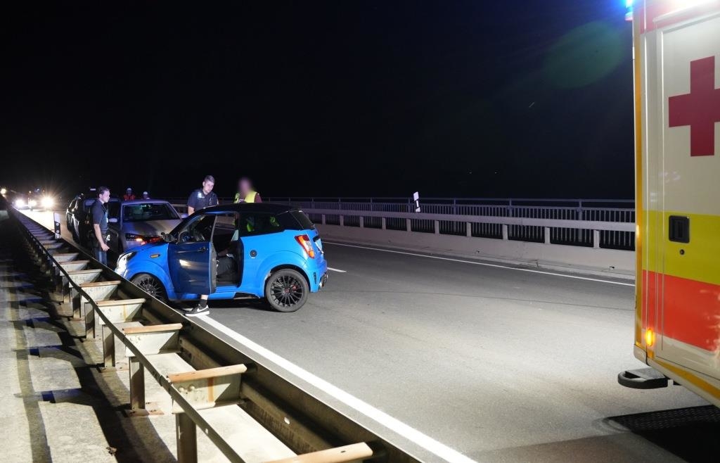 Jugendlicher Fahrer kracht auf der Donauwaldbrücke bei Osterhofen gegen Leitplanke