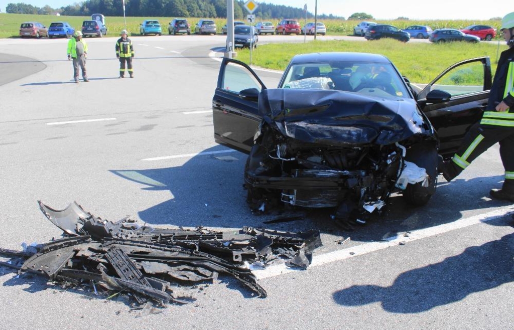 Zwei Schwerverletzte: Unfall auf der B85 bei Ruderting