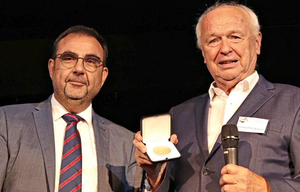 Kreisseniorentag: Holetschek verleiht Barbara-Stamm-Medaille