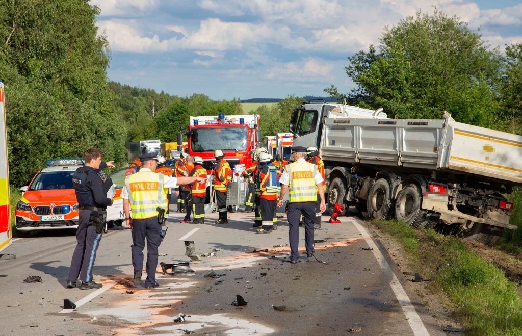 Unfall mit mehreren Fahrzeugen auf der B299 bei Vilsbiburg: Mehrere Verletzte