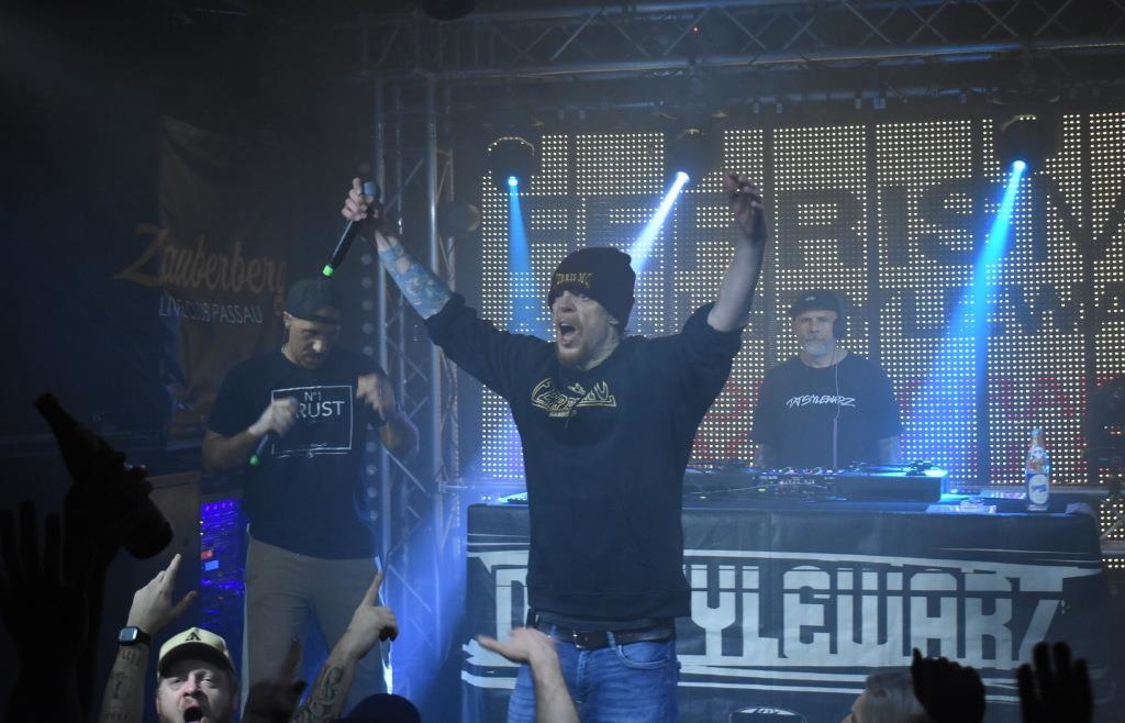 Ehemalige Deutschrap-Größe Ferris MC übergibt sich auf der Bühne in Passau