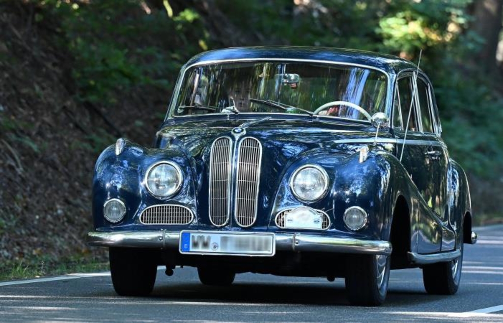Oldtimer-Motor brennt: Arber-Ausflug eines Grafenauers (72) mit BMW V8 ...