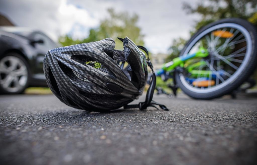 Zusammenstoß in Dingolfing – Radfahrer verletzt, Autofahrer fährt weiter