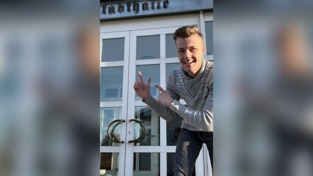 Lachen für den guten Zweck: Tobi Probst bringt Harfencomedy in die ...