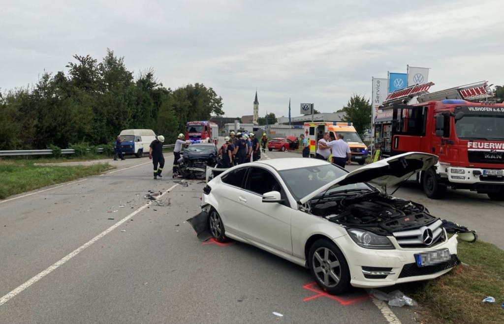 Mercedes-Fahrer bei Unfall auf der B8 bei Vilshofen schwer verletzt
