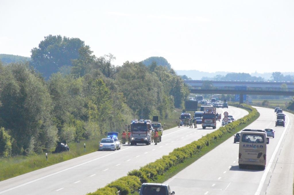 Tödlicher Unfall auf der A92: Auto überschlägt sich – Für Fahrer (83) kommt jede Hilfe zu spät