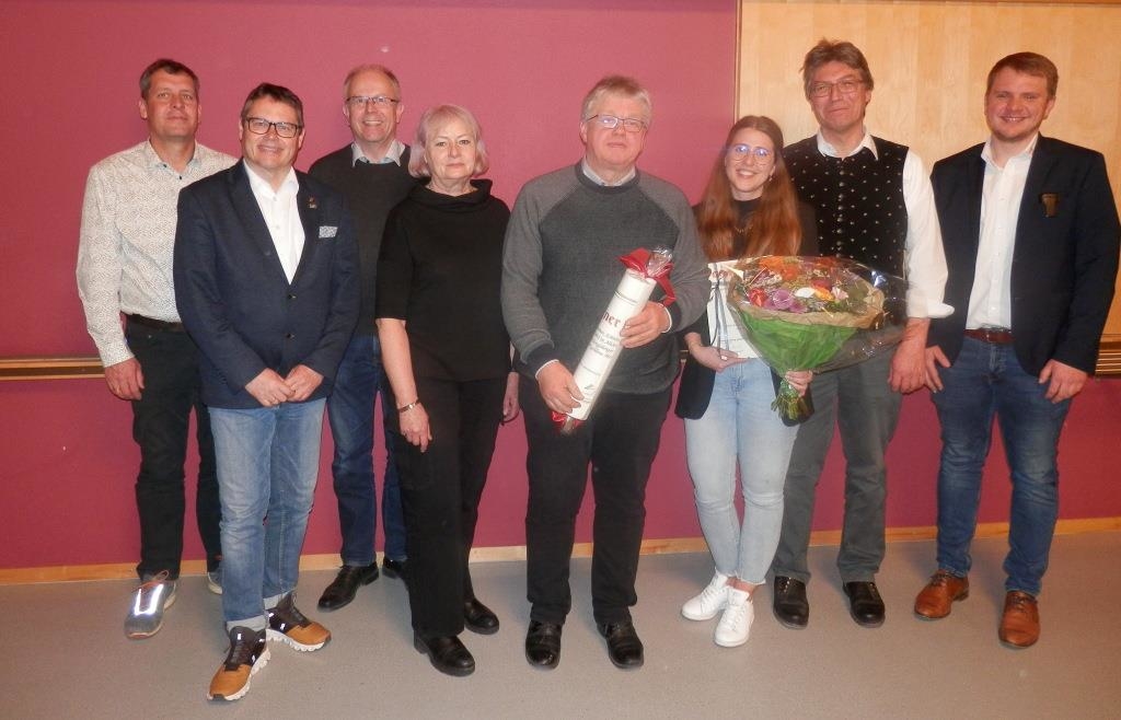 Schreinerinnung Altötting besichtigt Ruperti Werkstätten und wählt neu