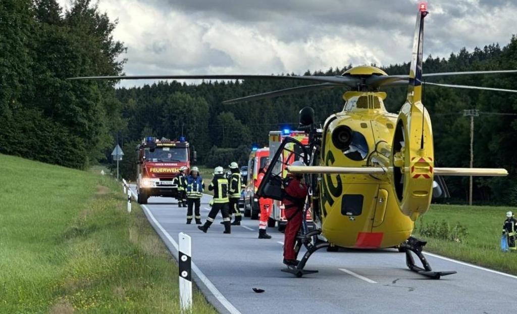 Motorradfahrer bei Unfall in Grafenau schwer verletzt – Zusammenstoß mit Auto