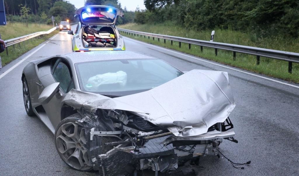 54-Jähriger fährt Lamborghini auf der B12 zu Schrott: Über 100.000 Euro Schaden