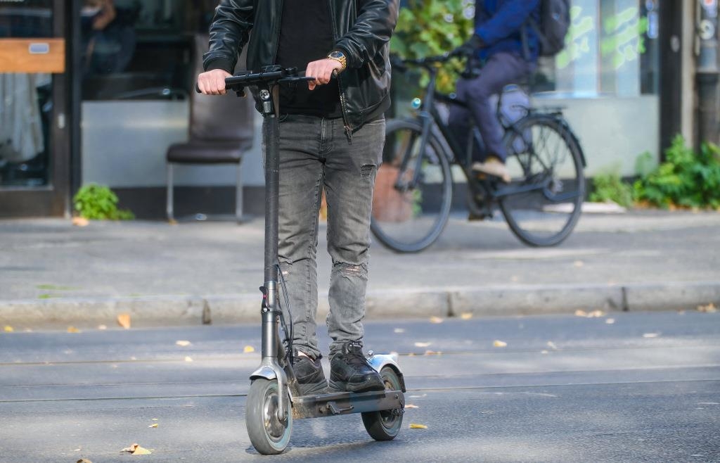 Bub (8) stürzt mit dem E-Scooter – dabei hätte er so jung noch gar nicht fahren dürfen