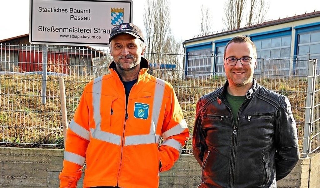Bauminister Bernreiter zeichnet zwei Mitarbeiter des Staatlichen ...