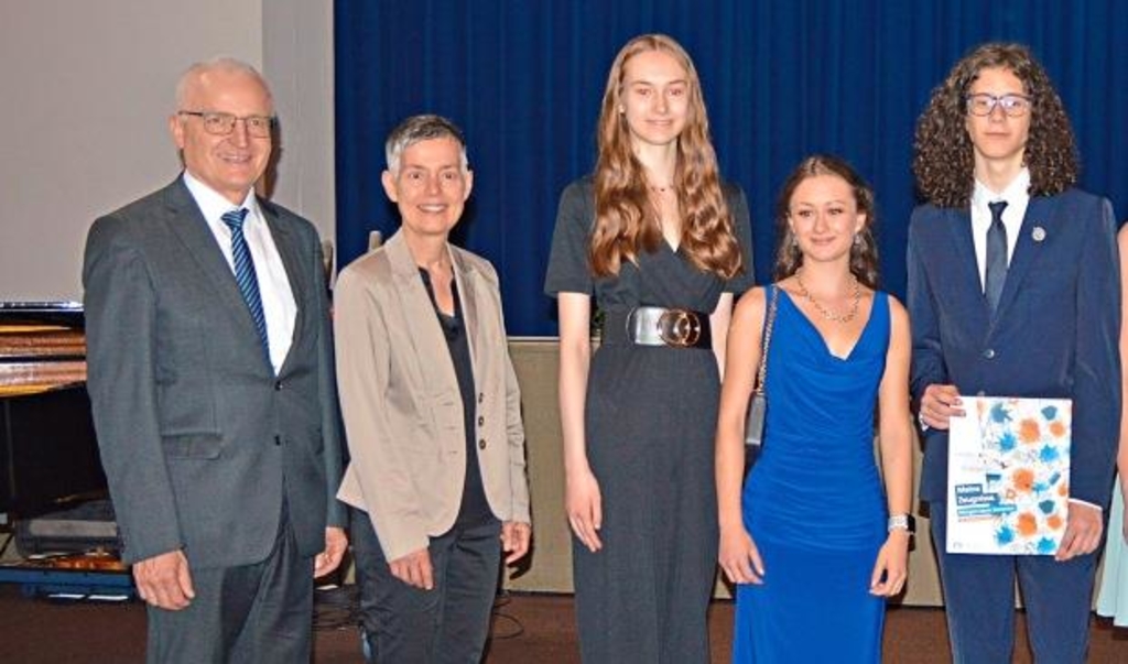 Abschlussfeier für 95 Abiturienten am Gymnasium Dingolfing