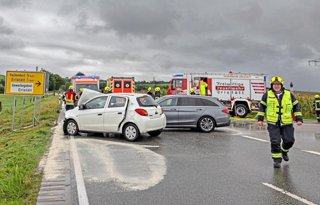 Regennasse Straße wird zum Verhängnis: Unfall mit mehreren Verletzten in Grabenstätt