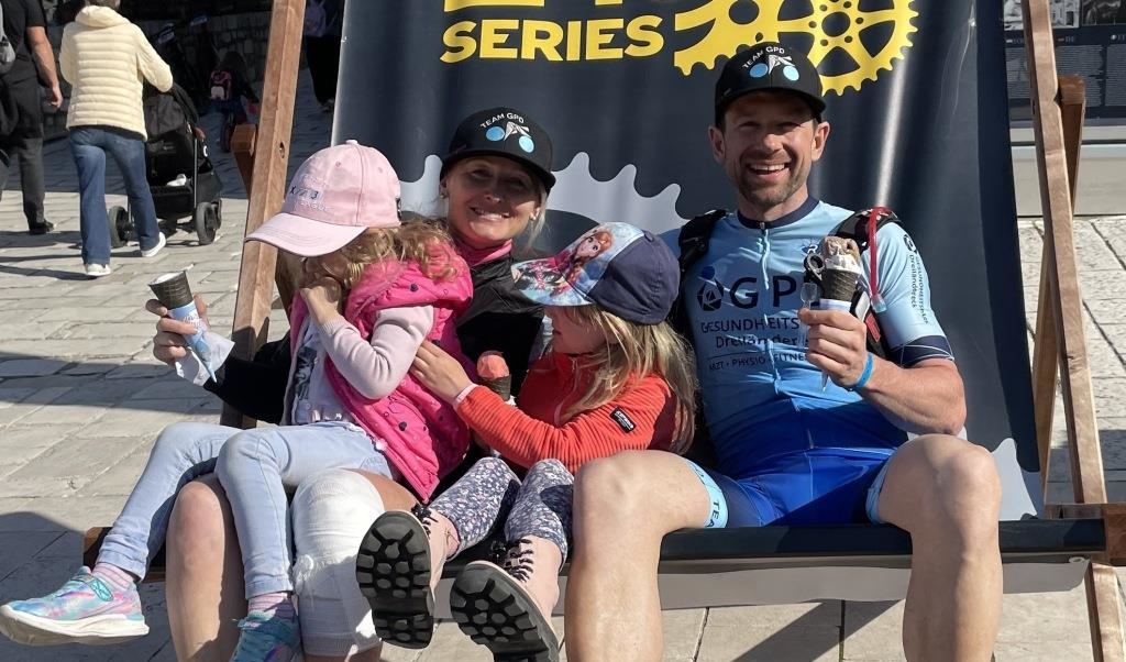 „Das atemberaubendste Rennformat“: Lars Herold und seine Michi cruisen über „epische“ Trails in ...