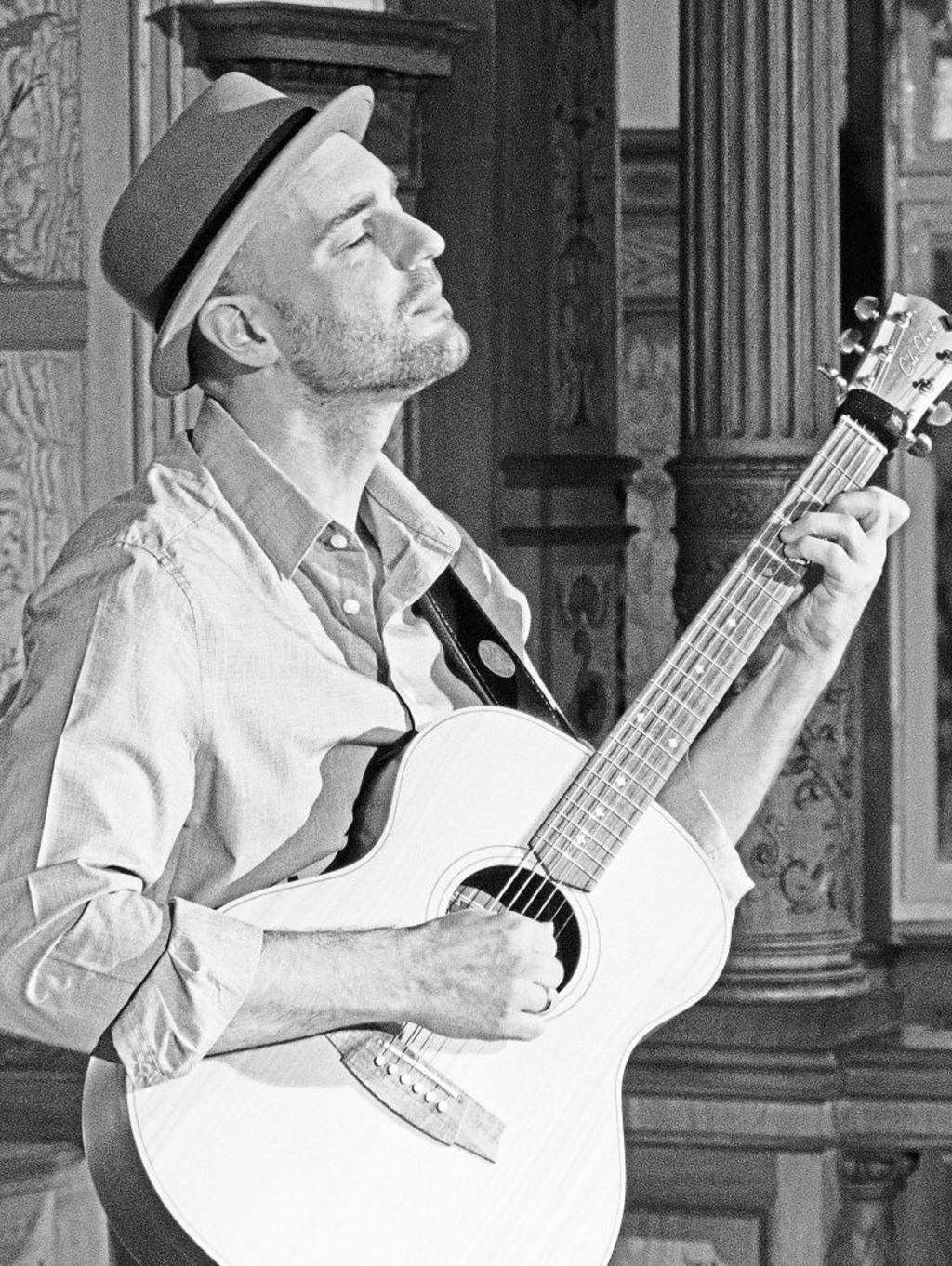 Michael Reiß musiziert im Rahmen der Kunstausstellung