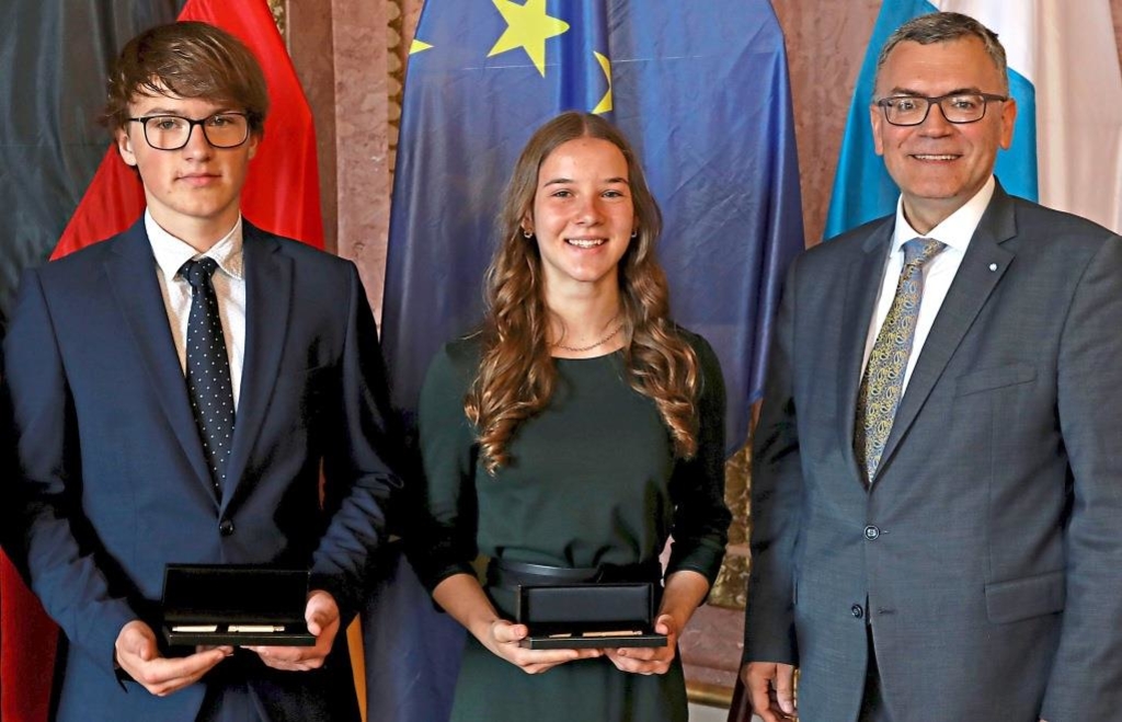 Landessieger vom Chiemgau-Gymnasium Traunstein beim Staatsminister
