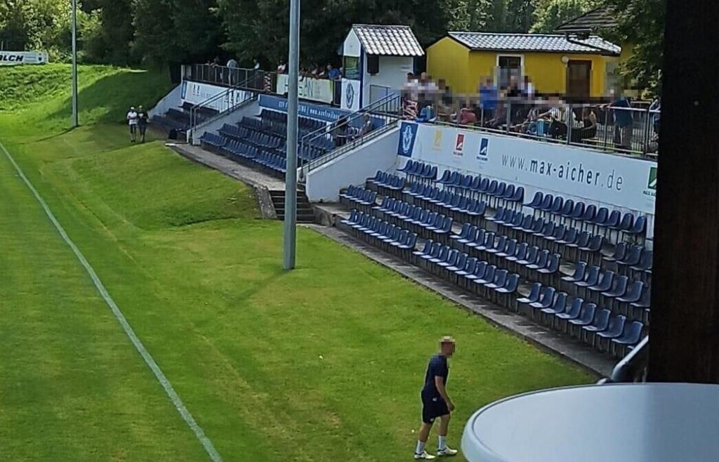 BFV sperrte Tribüne beim ESV Freilassing: Ehrenamtliche soll bedroht ...