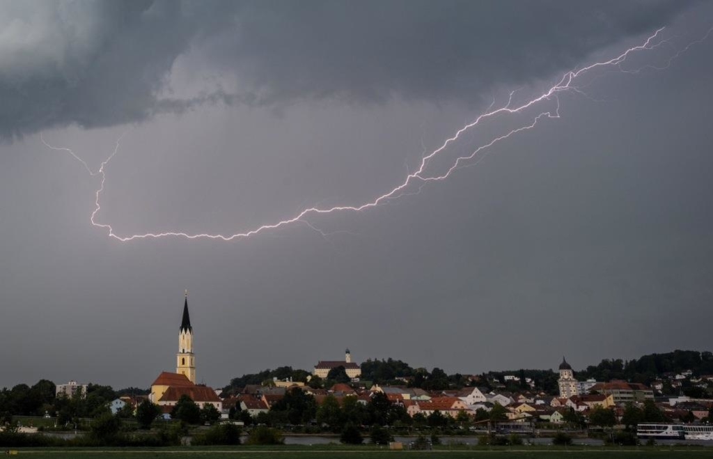 Gewitter in Bayern: Woran liegt es, dass Blitz und Donner sich aktuell ...
