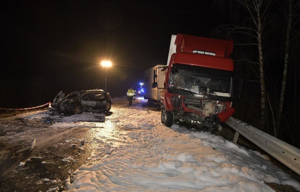 Tödlicher Unfall auf der B85 bei Tittling: Lkw und Auto gehen in Flammen auf