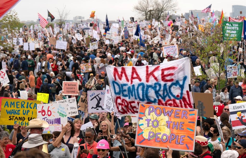 Tausende Menschen in den USA protestieren gegen Trumps Zölle – der ...