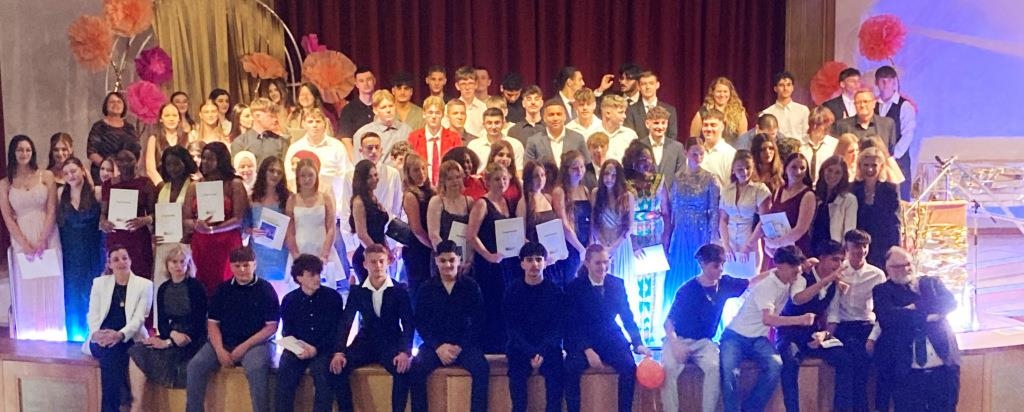 „Das kann Euch niemand nehmen“ – Passauer Mittelschule St. Nikola feiert Abschluss der 9. und 10 ...