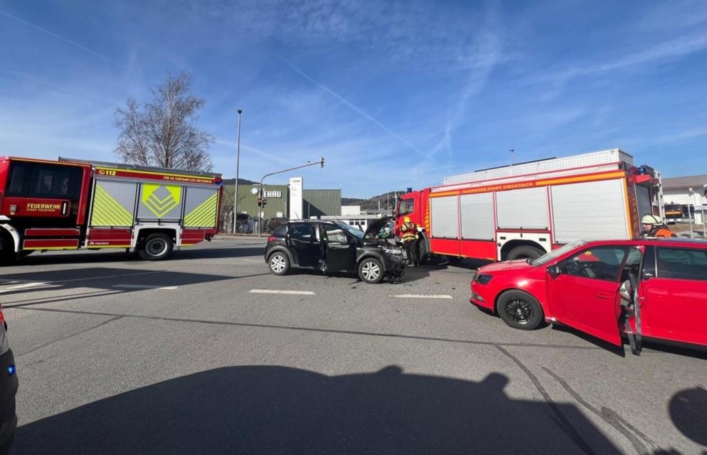 Vier Verletzte nach Rotlichtverstoß: Autos kollidieren bei Rehau-Kreuzung in Viechtach
