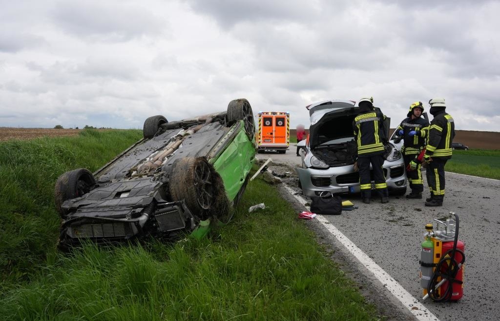 Zwei Verletzte nach Unfall bei Langenamming – Ein Wagen überschlägt sich