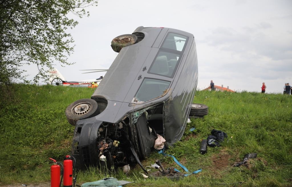 Oma mit Enkel an Bord weicht aus und kollidiert mit VW Bus: Acht Verletzte