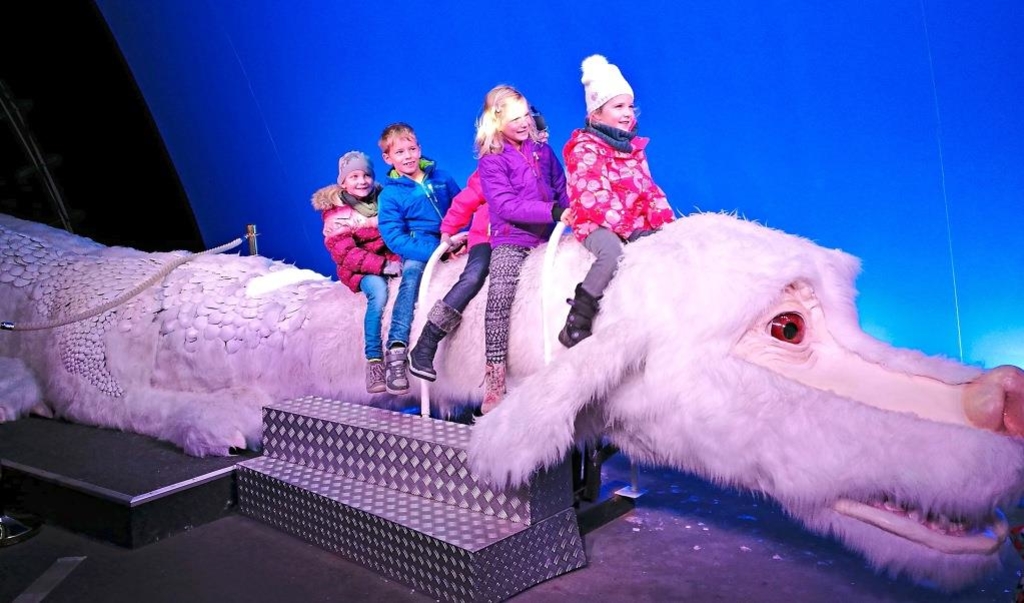 „Glücksdrache Fuchur“ schwebt über dem Wald