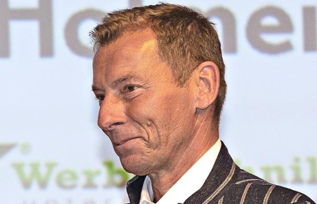 BR-Moderator Markus Othmer genießt Käsekuchen, Watzmann und die Sport-Gala