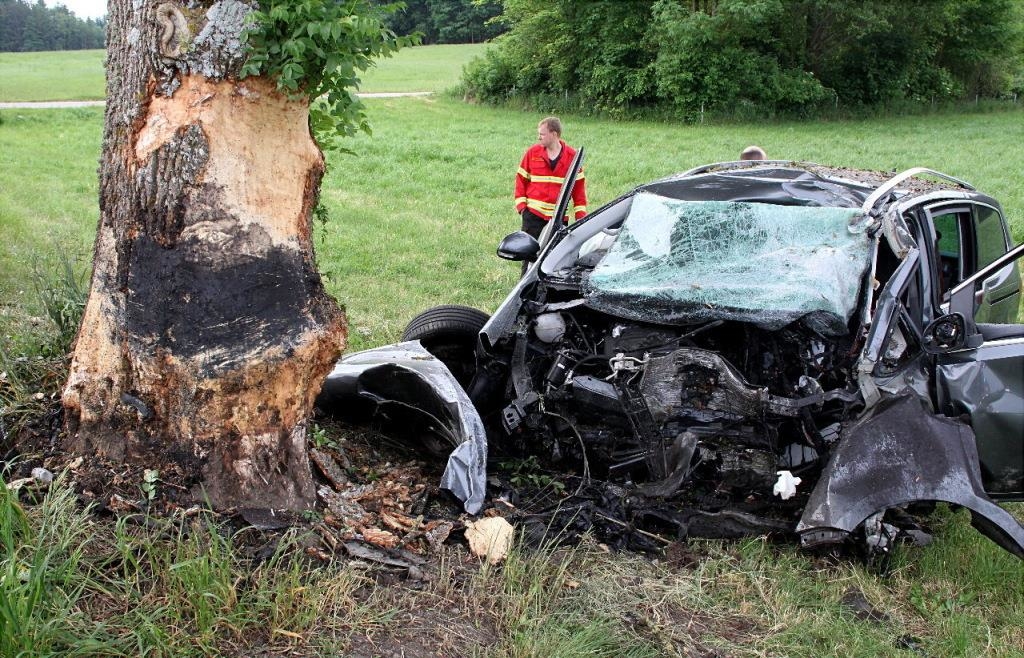 Gegen Baum geprallt: Autofahrer (55) stirbt im Landkreis Rosenheim