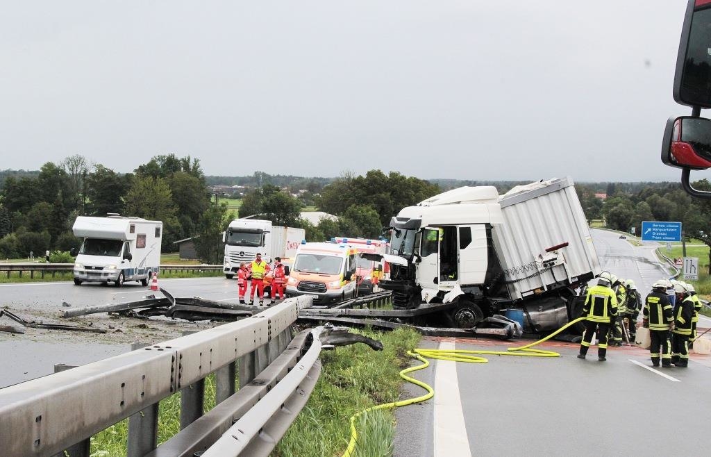 Lkw-Unfall bei Bernau: A8 in Richtung Salzburg stundenlang gesperrt