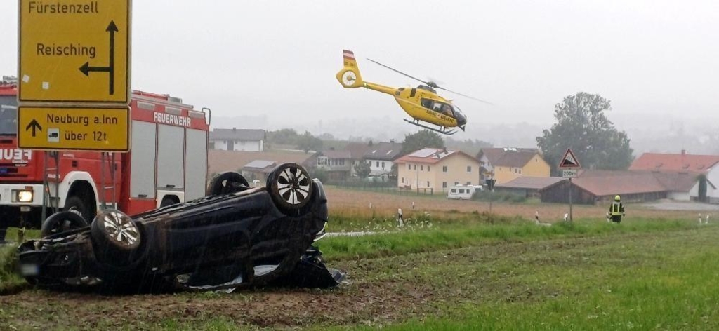 Schwerer Unfall zwischen Passau und Fürstenzell: Auto überschlägt sich und landet auf dem Dach
