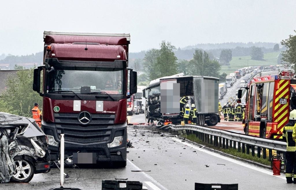 Tödlicher Unfall auf der A8 bei Teisendorf: 70-Jähriger stirbt nach Kollision mit Lkw