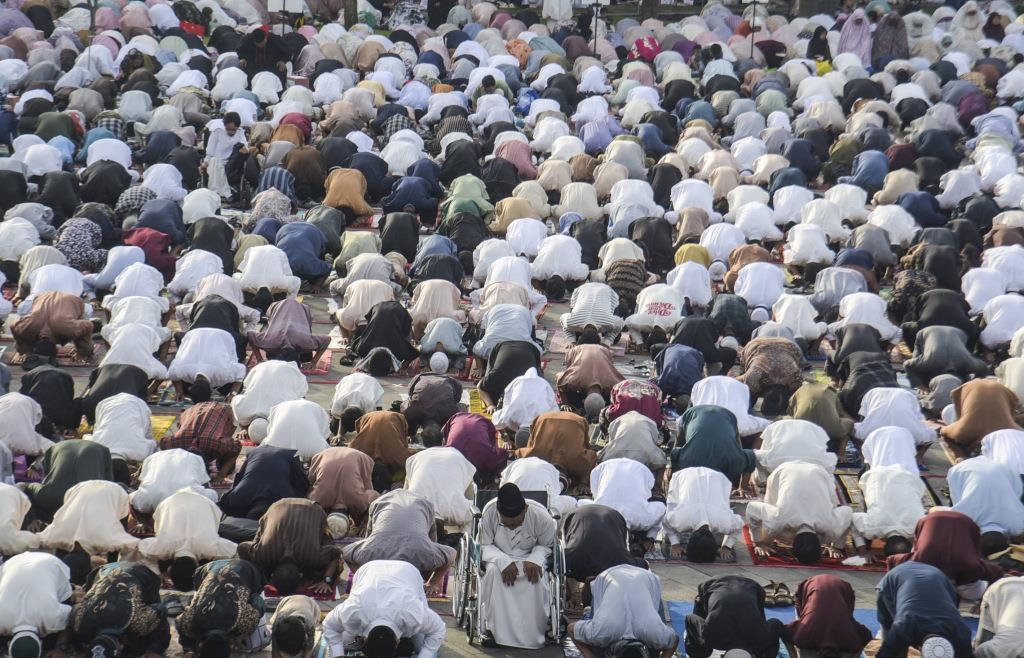 Ende des Fastenmonats Ramadan: Millionen Muslime feiern das Zuckerfest