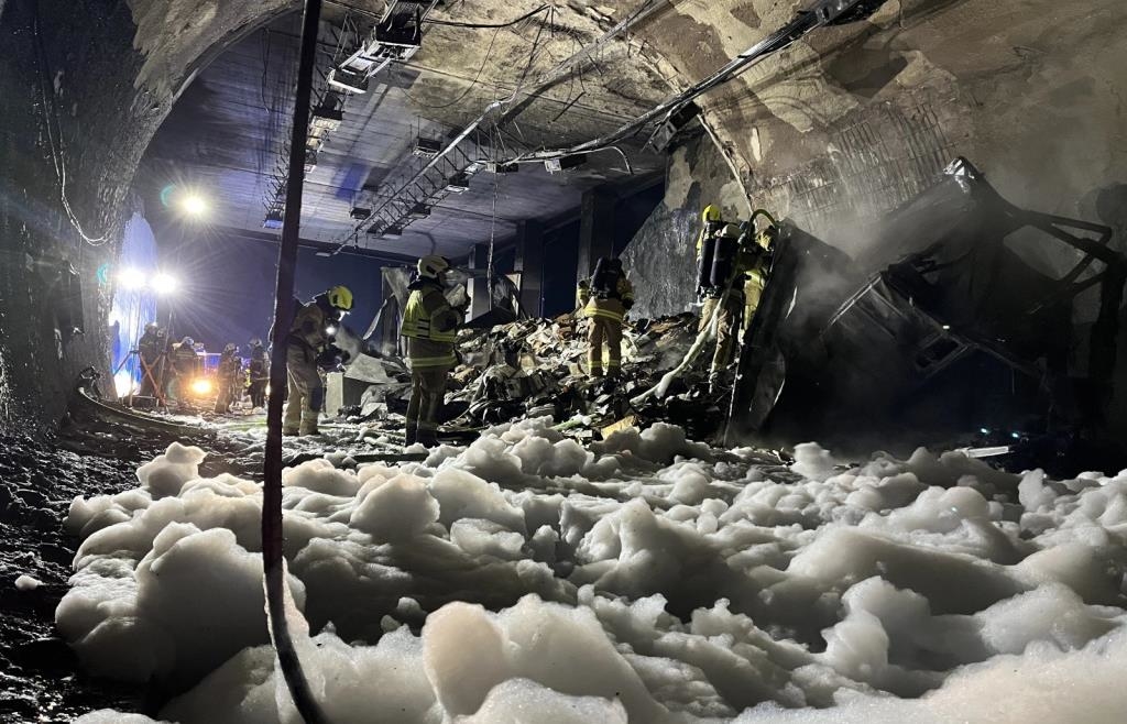 Schwerer Lkw-Brand in Tauernautobahn-Tunnel: Fotos zeigen die massiven ...