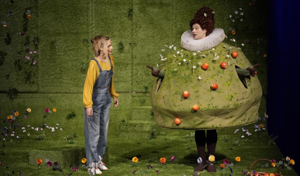 „Frau Holle“ poppig bunt am Landestheater Niederbayern