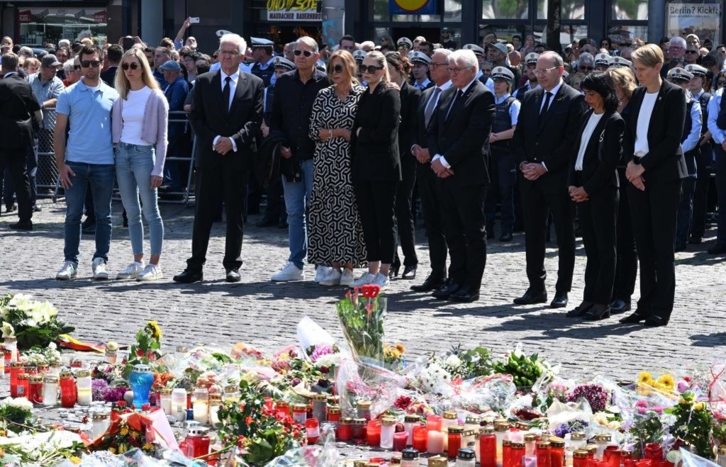 Tränen, Wut, Sorge: Menschen gedenken des toten Polizisten in Mannheim