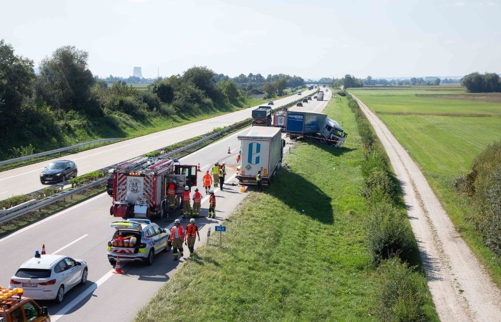 Lkw landet auf A92 bei Dingolfing im Graben: Aufwendige Bergung