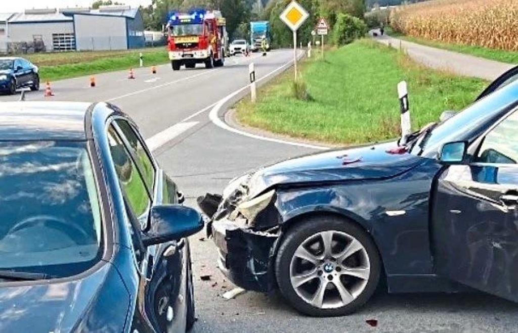 Junge Autofahrerin übersieht Transporter: Zwei Verletzte bei Unfall nahe Kirchdorf