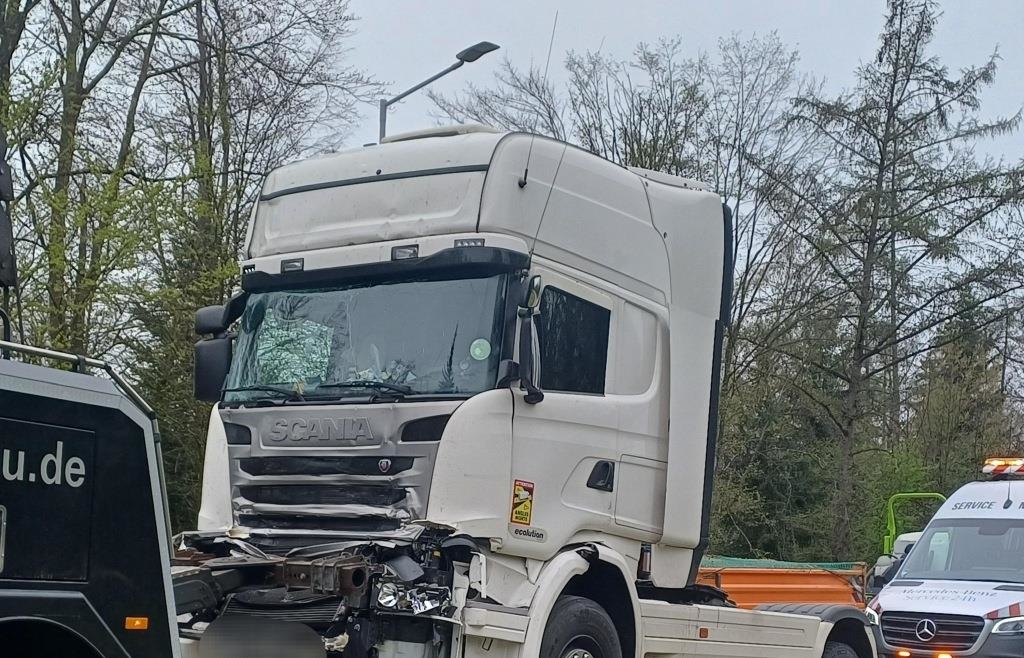 Drei Fahrzeuge in Auffahrunfall auf A3 bei Passau Mitte verwickelt