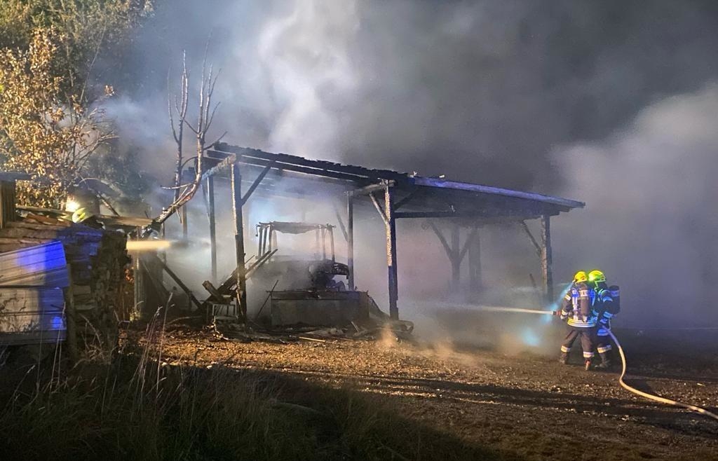 Scheune in Grafenau in Vollbrand: Feuerwehr-Großaufgebot bringt Flammen unter Kontrolle