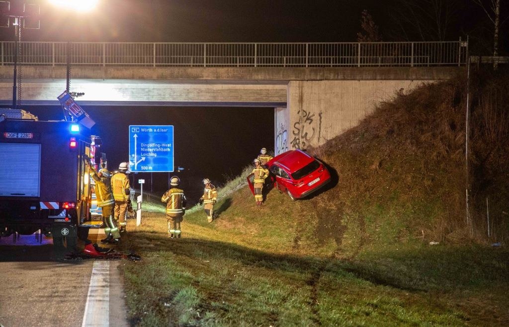 Auffahrunfall auf der A92 bei Dingolfing - Auto schleudert in Wiese