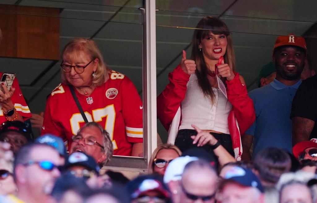 Taylor Swift bei NFL-Spiel: Popstar heizt Dating-Gerüchte mit ...