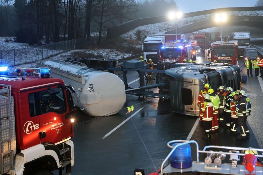 Lastwagen auf A3 umgekippt - Kilometerlanger Stau