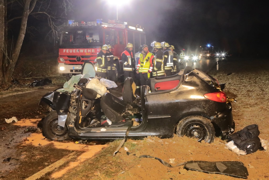 Vier junge Männer bei Autounfall schwer verletzt